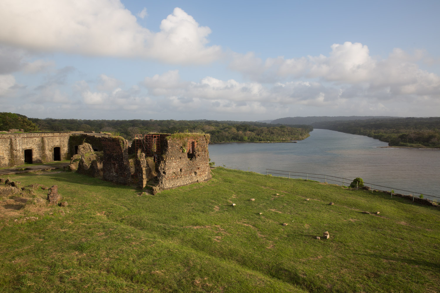 Fuerte San Lorenzo y desembocadura del río Chagres, Panamá – El Perro ...